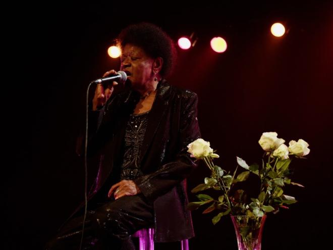 #CulturaEmCasa exibe show inédito com Alaíde Costa | Portal Diário do Aço