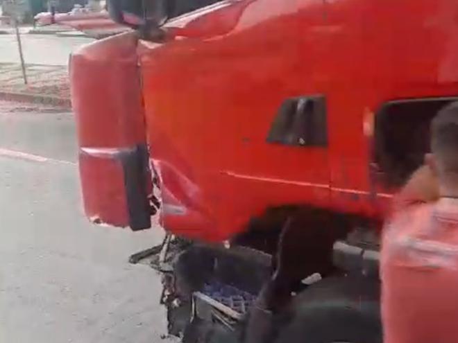 Acidente entre carreta e dois carros deixa trânsito lento na BR-381, em Ipatinga | Portal Diário ...